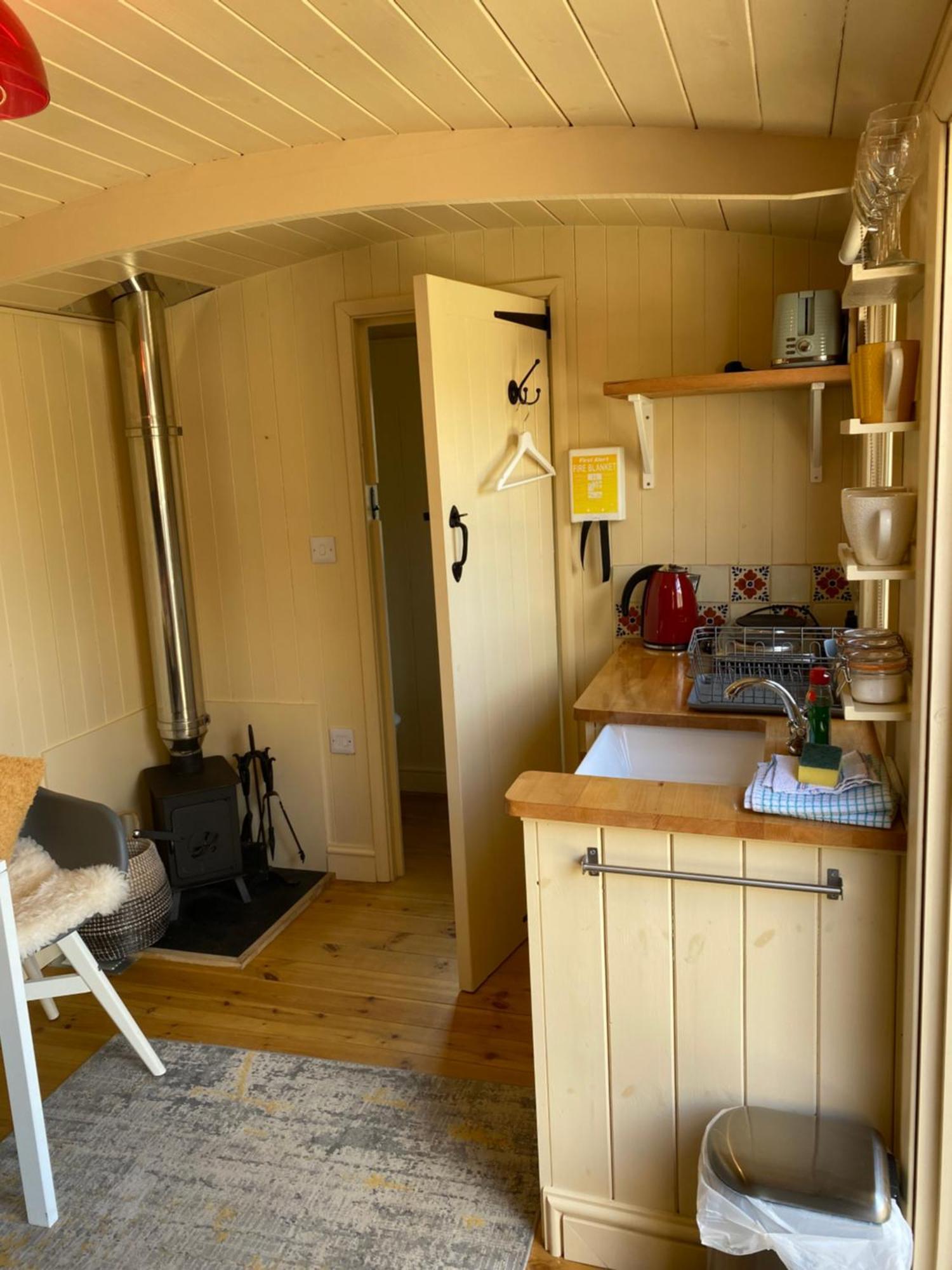 THE HUT AT BAY TREE FARM, NYMPSFIELD, NYMPSFIELD